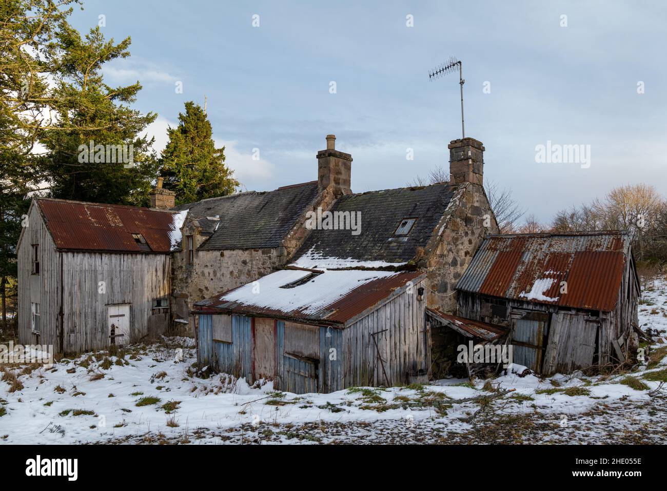 Old log barn farm land hi-res stock photography and images - Alamy