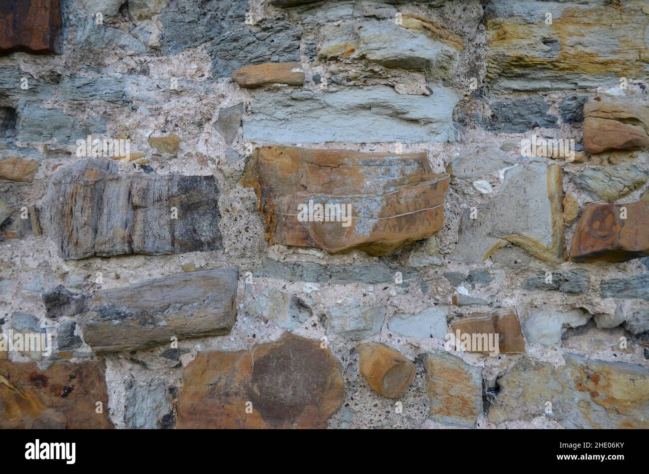 Cracked stone wall hi-res stock photography and images - Alamy