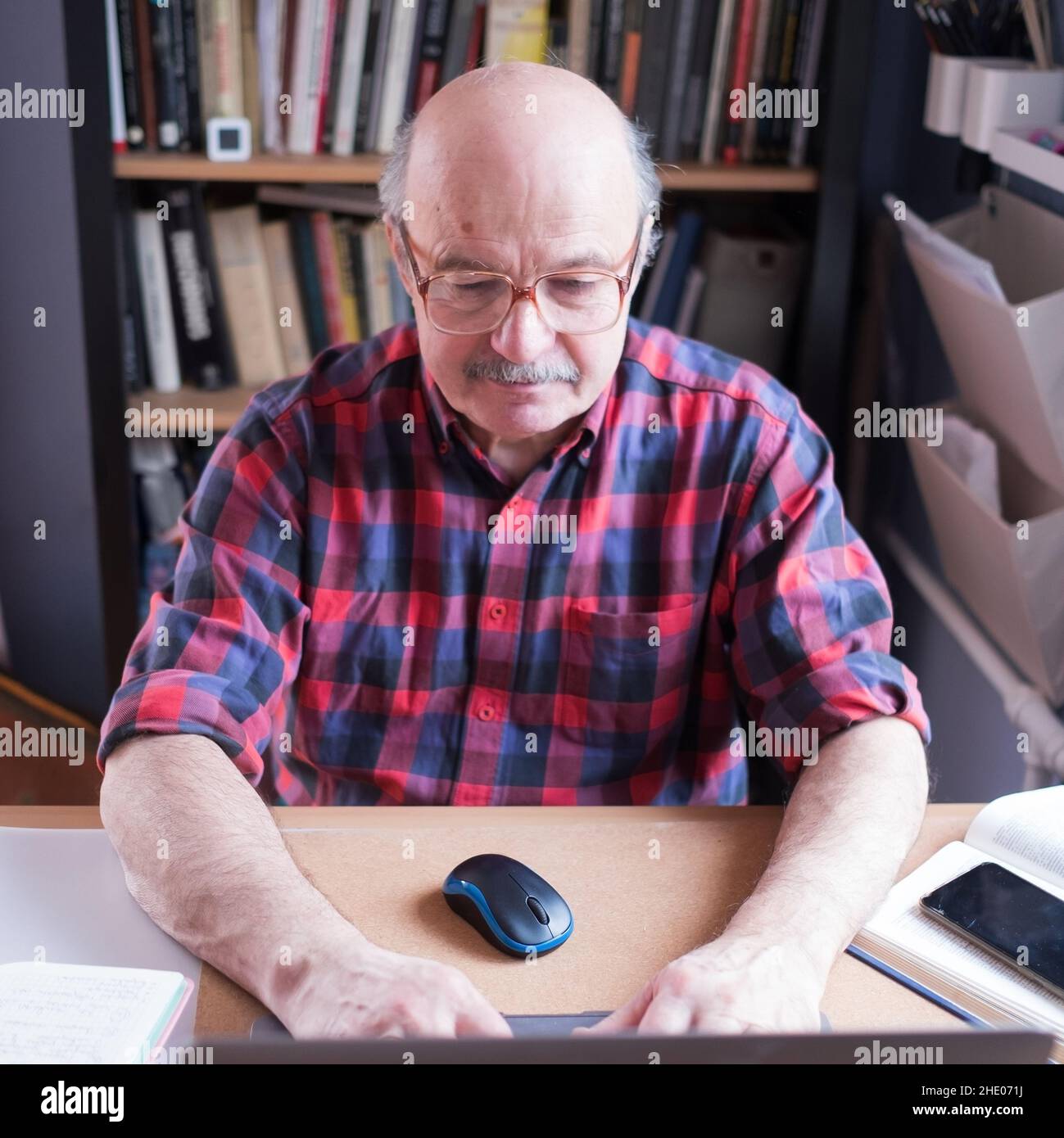 Elderly man at home searching hi-res stock photography and images - Alamy