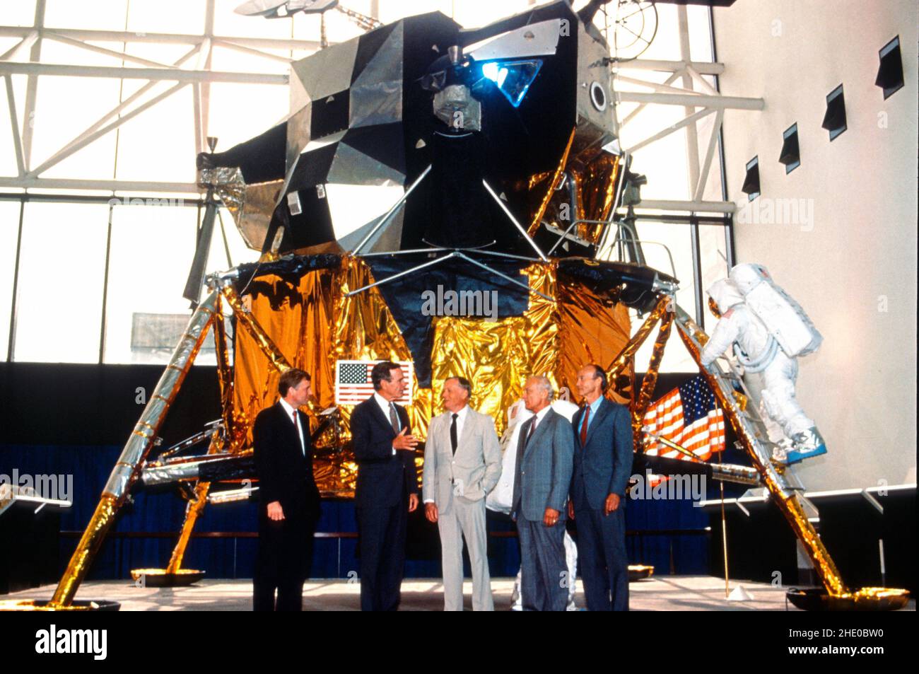From left to right: United States Vice President Dan Quayle, US ...