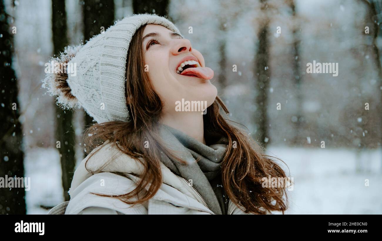 Catching snowflakes hi-res stock photography and images - Alamy