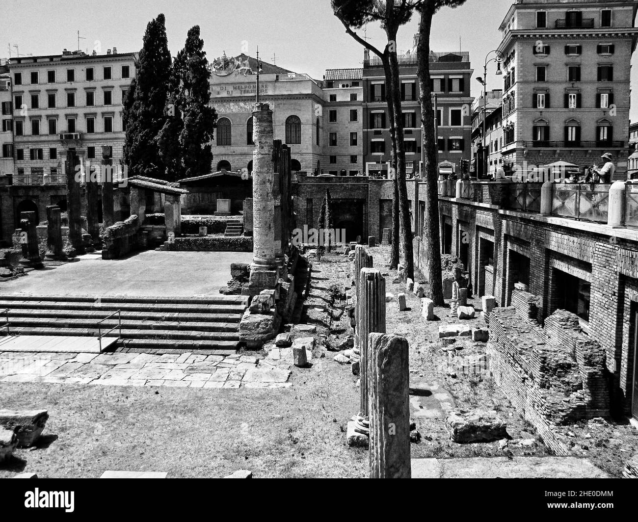 Buildings with columns hi-res stock photography and images - Alamy