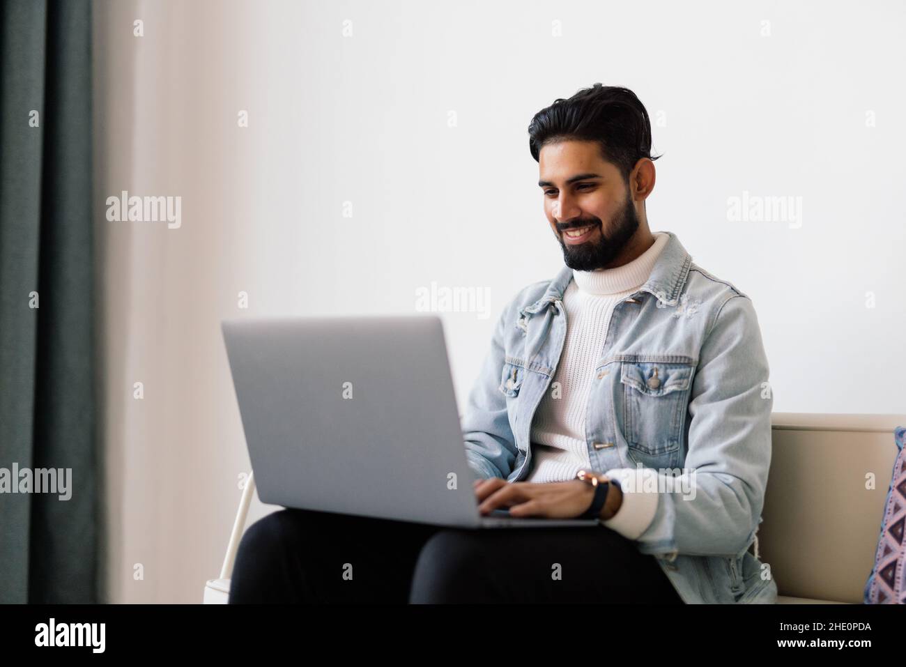 Native american man laptop hi-res stock photography and images - Alamy