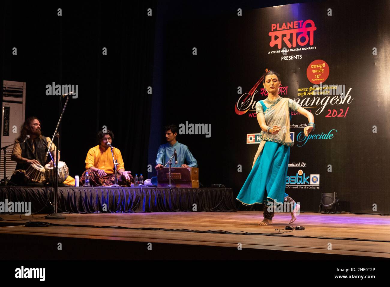 Sheetal Kolwalkar performing Classical Kathak Dance with Pt. Vijay ...