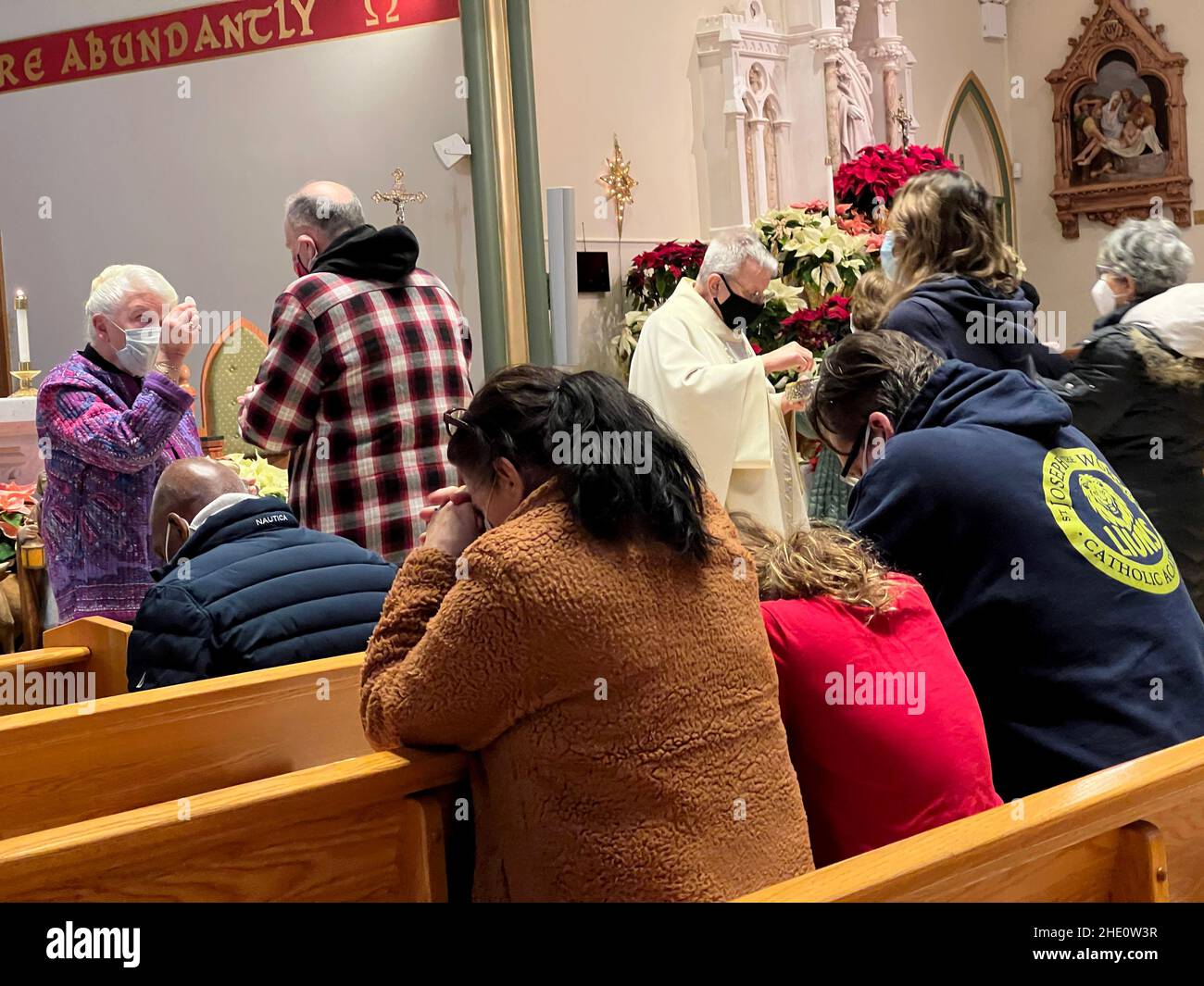 People sitting in church pews hi-res stock photography and images - Alamy