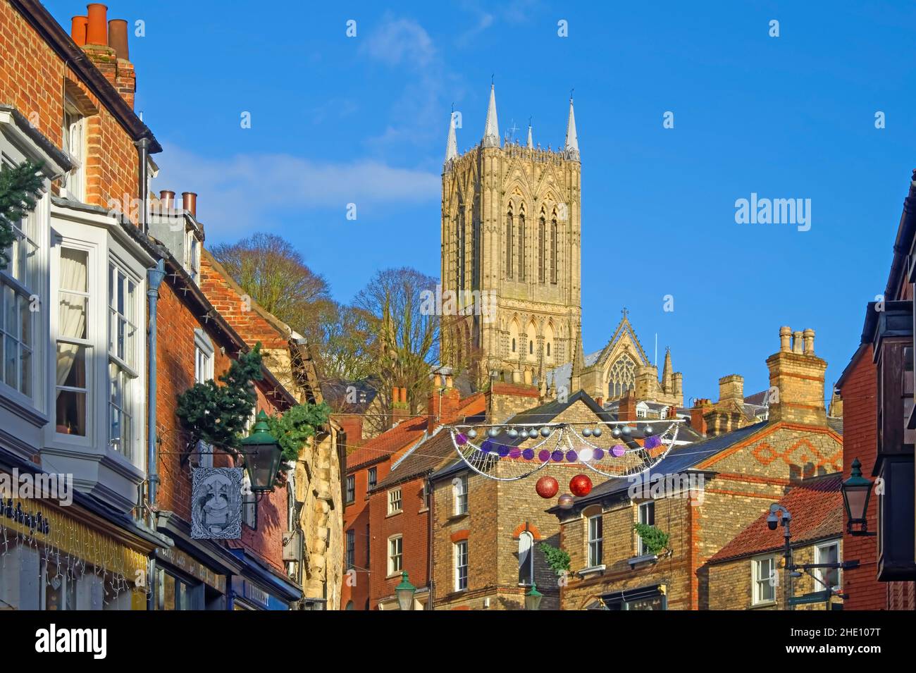 uk-lincolnshire-lincoln-cathedral-from-the-bottom-of-steep-hill-stock