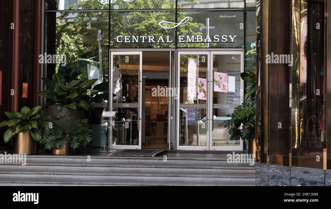 Mall entrance doors hi-res stock photography and images - Alamy