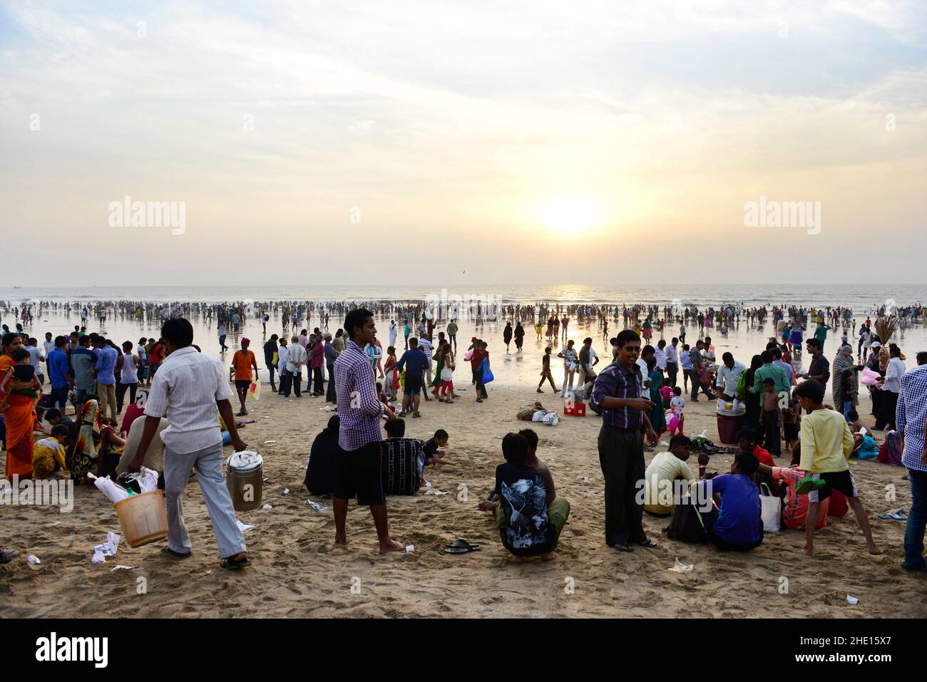 The Juhu beach in northern Mumbai, India Stock Photo - Alamy