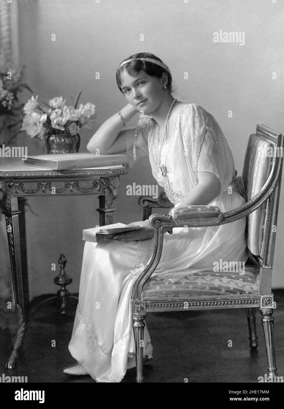 The Romanov girls - the four young daughters of Tsar Nicholas II who ...