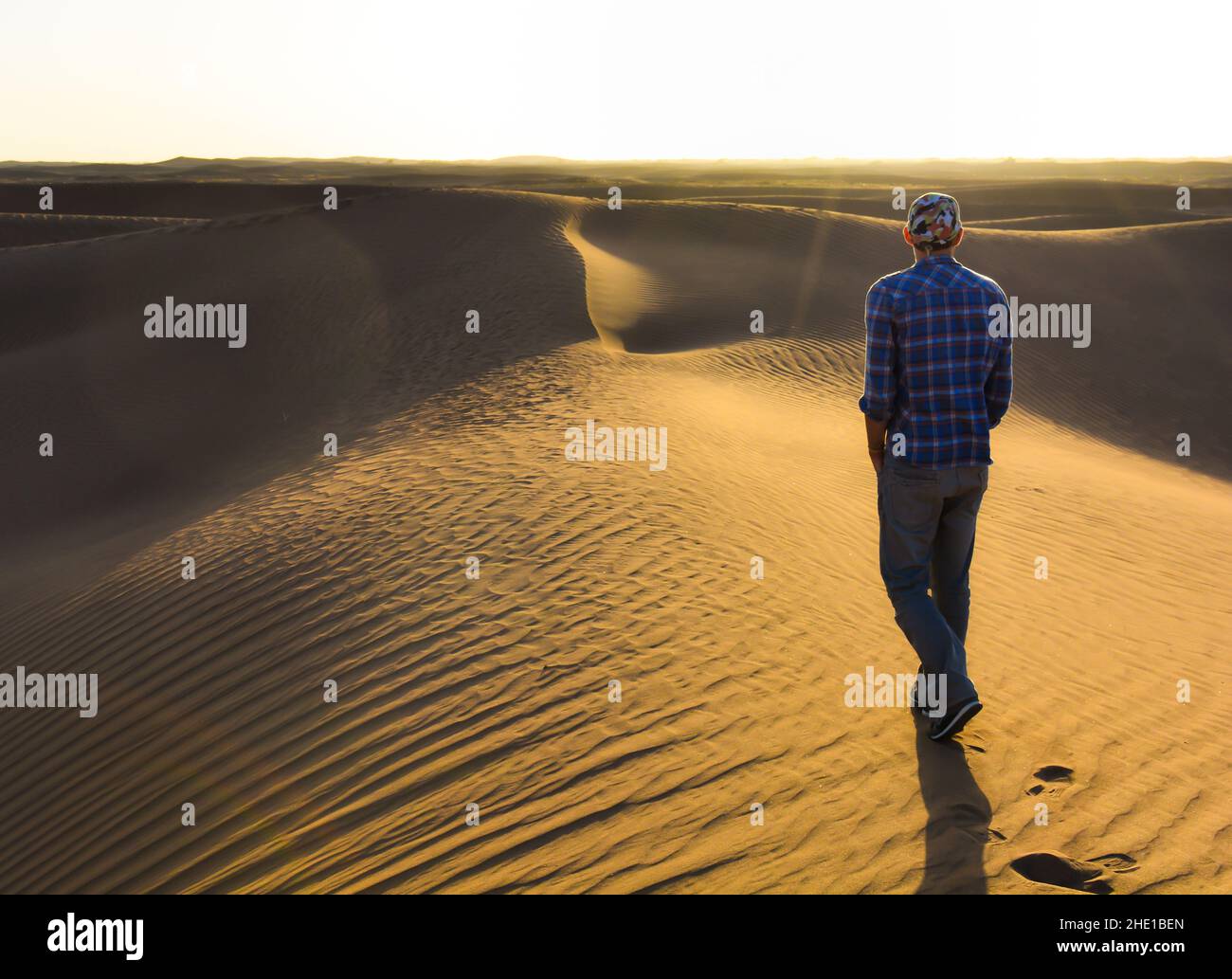 Man searching in the sand hi-res stock photography and images - Alamy
