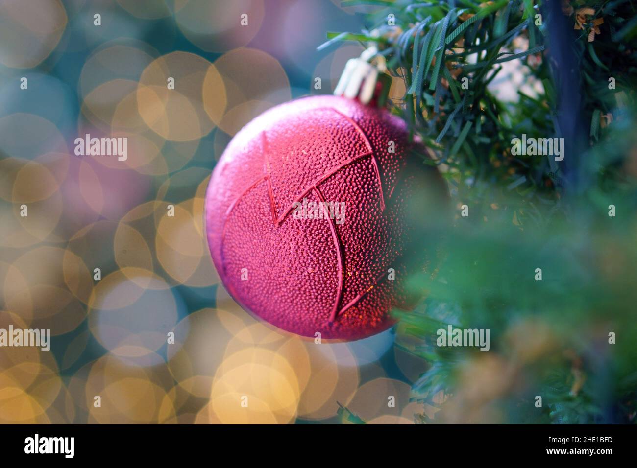 Red christmas ball hanging hi-res stock photography and images - Alamy