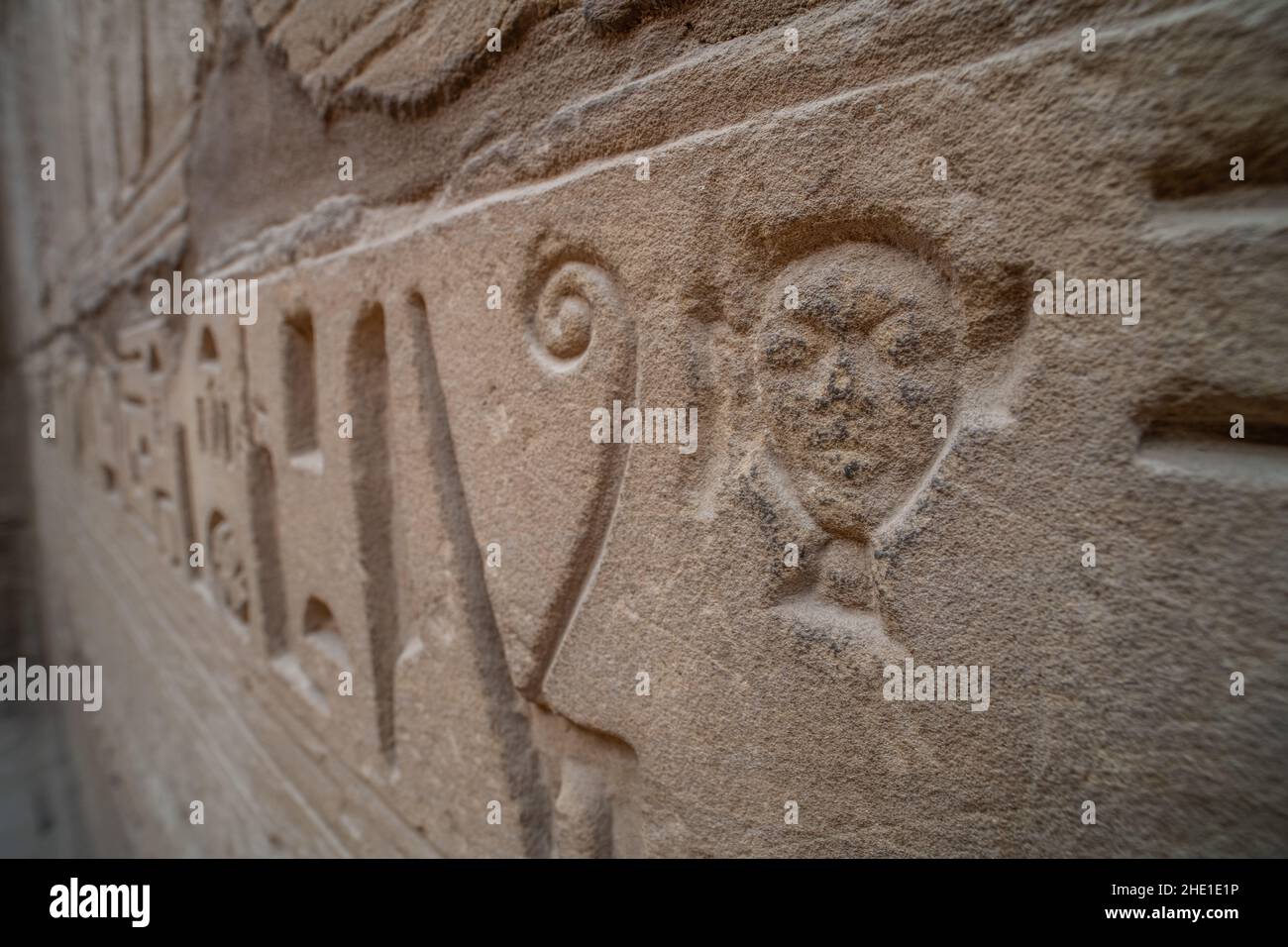 Ancient egyptian hieroglyphics on wall hi-res stock photography and ...