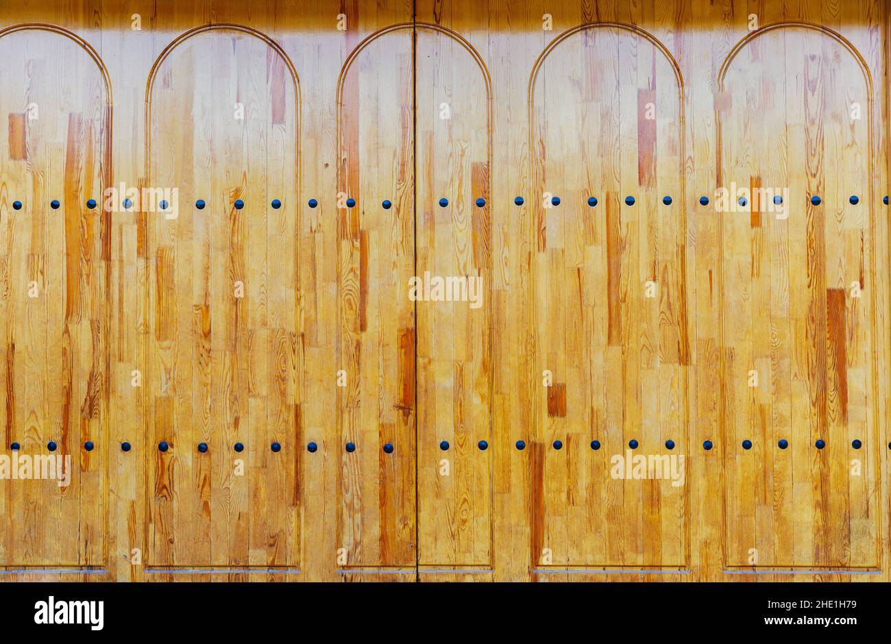 Wooden planks gate texture with iron rivets Stock Photo - Alamy