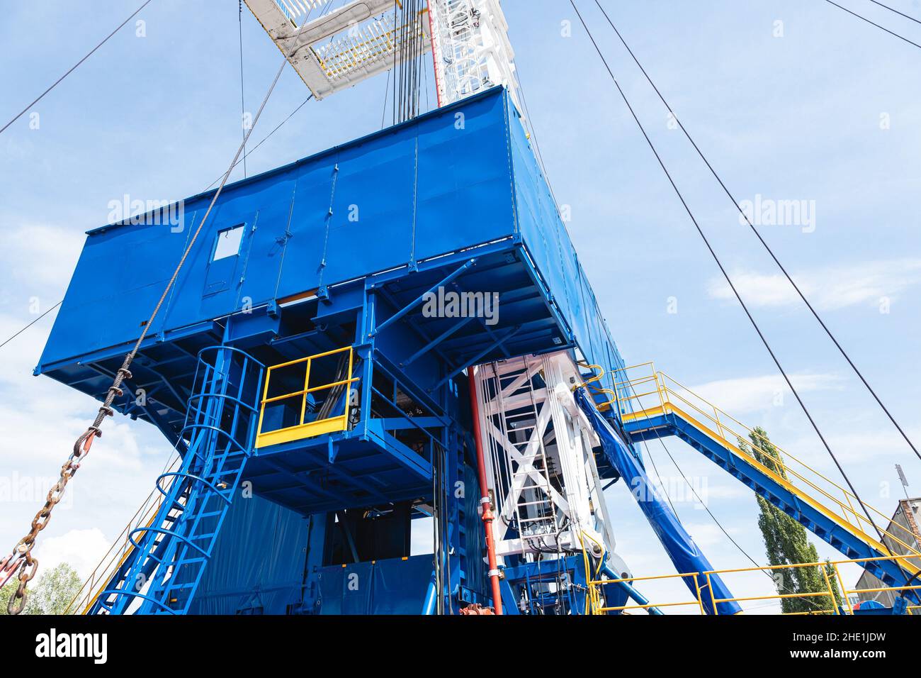 Mobile drilling rig close-up. Drilling and servicing oil and gas wells ...