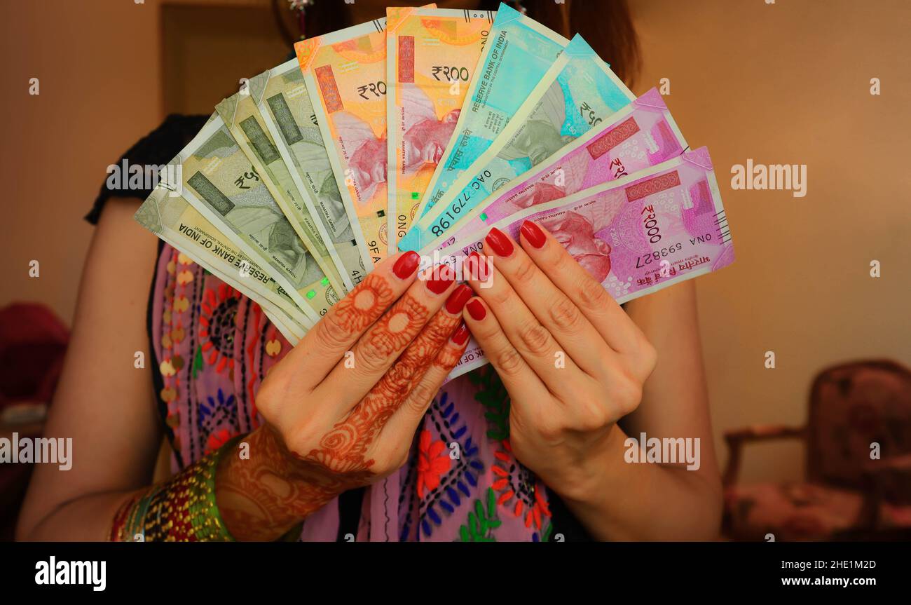 Hands holding 50, 200, 500 and 2000 Indian rupees Stock Photo - Alamy
