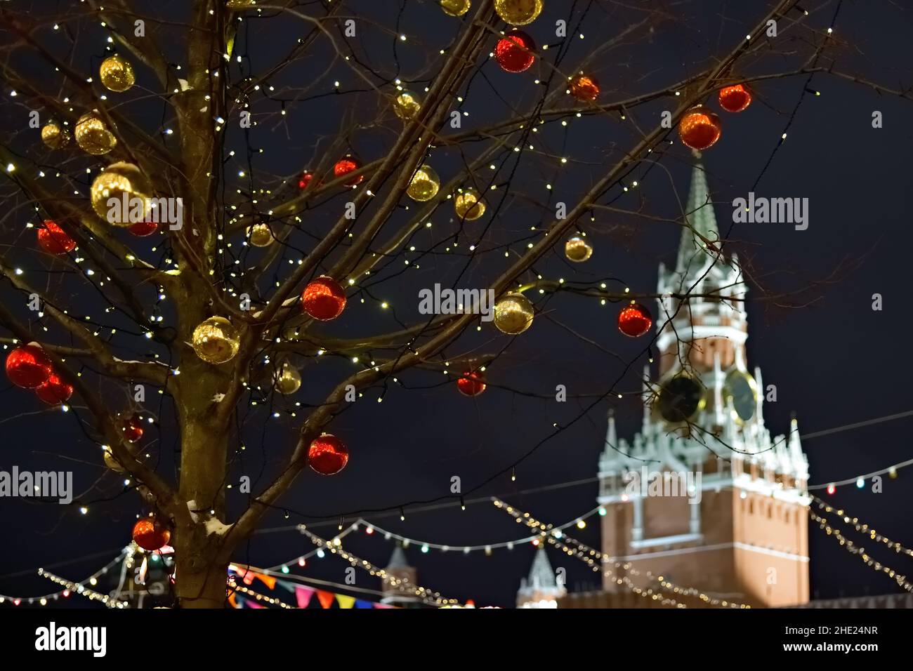 Moscow winter street scene and christmas decoration. Historical centre ...