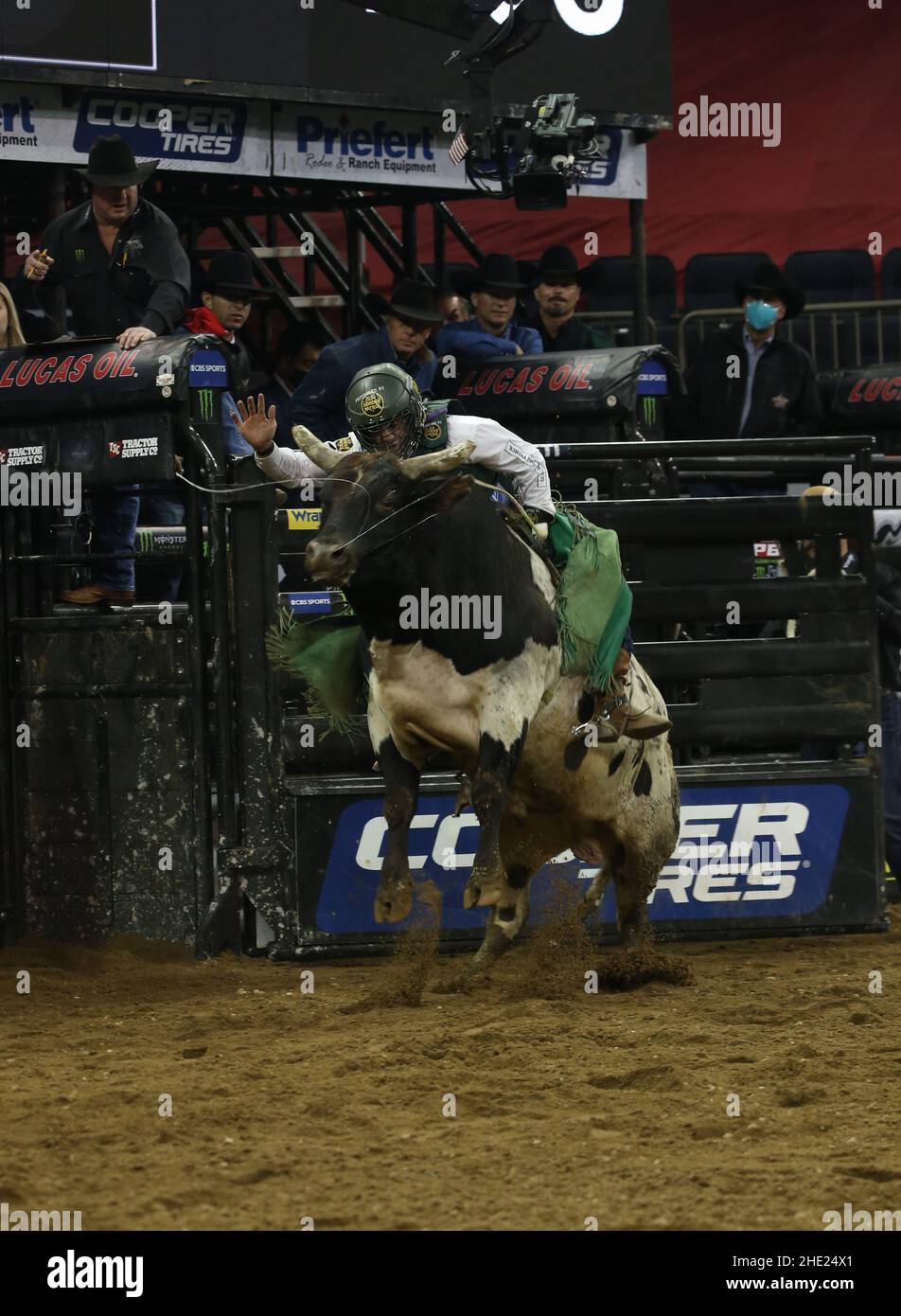 Bull Rider Daylon Swearingen Competes at 2022 PBR Unleash The Beast ...
