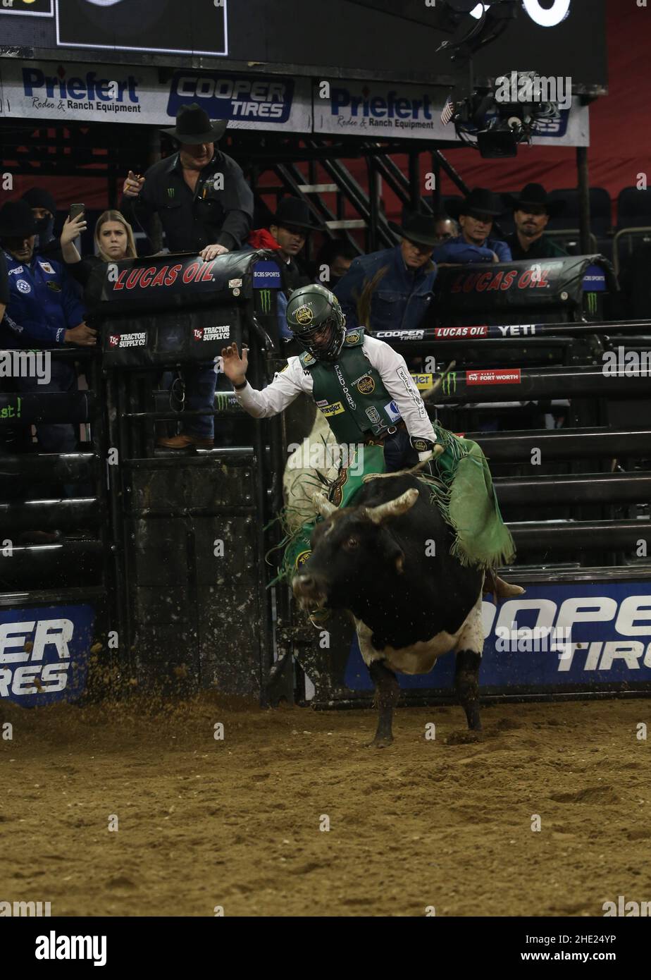 Bull Rider Daylon Swearingen Competes at 2022 PBR Unleash The Beast ...
