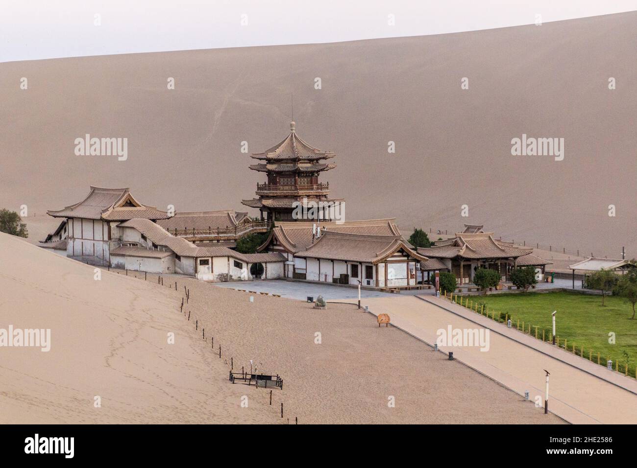 Singing sand mountain silk road hi-res stock photography and images - Alamy