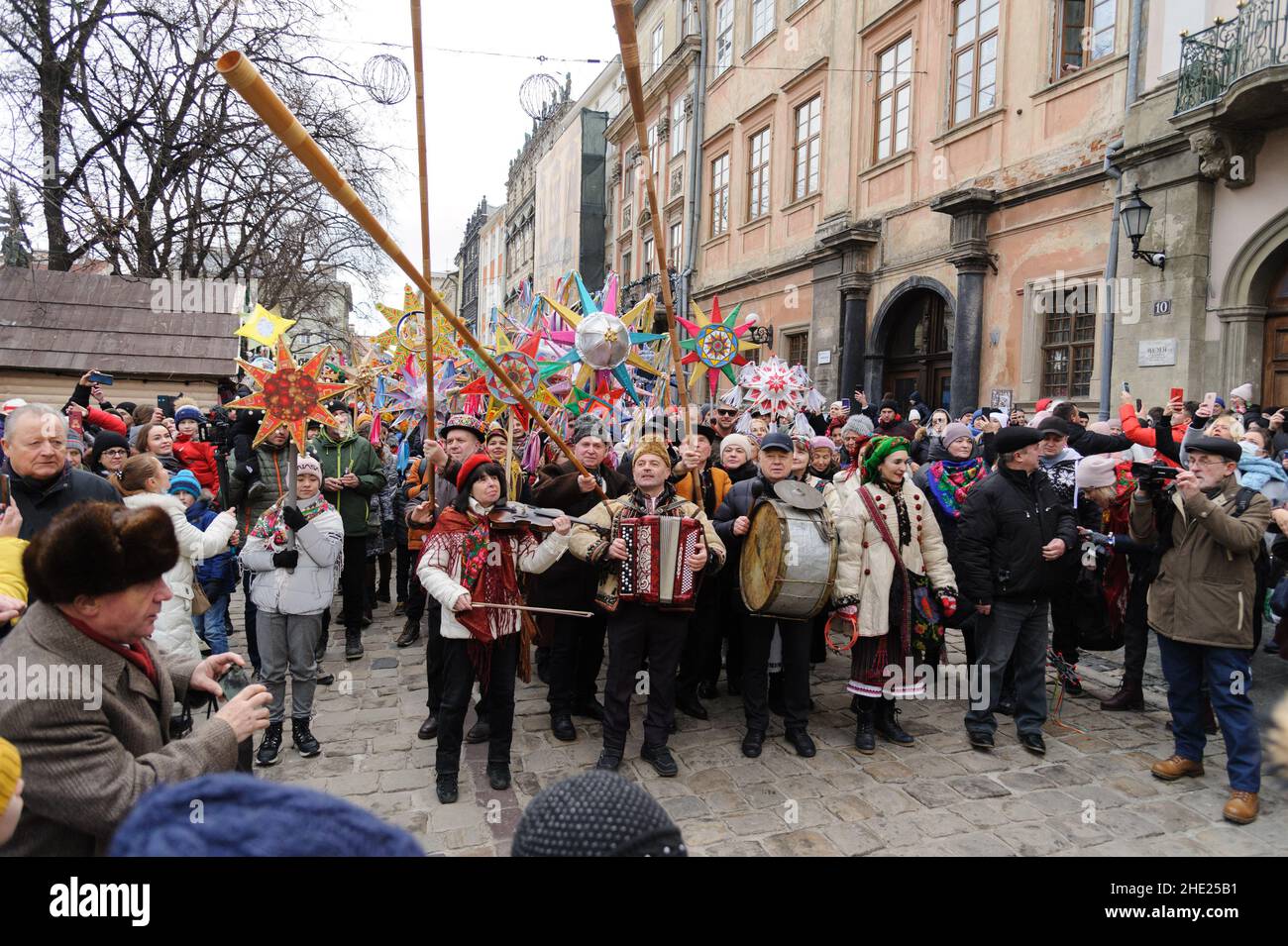 Lviv, Ukraine, 8 January 2022. Procession of zvizdari (Christmas Star ...