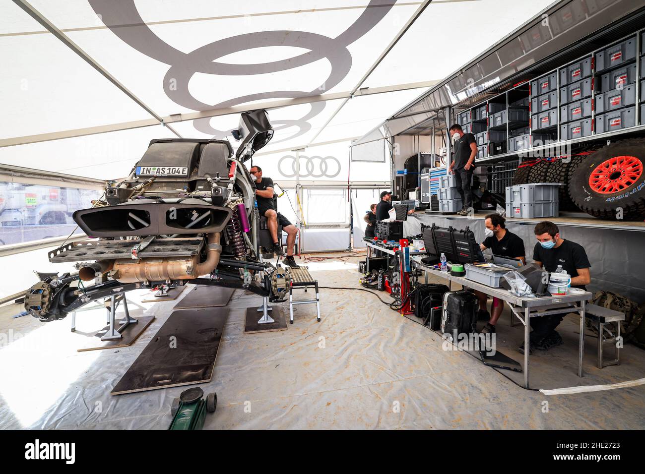 Team Audi Sport, Audi RS Q e-tron, Auto FIA T1/T2, mechanics atmosphere ...