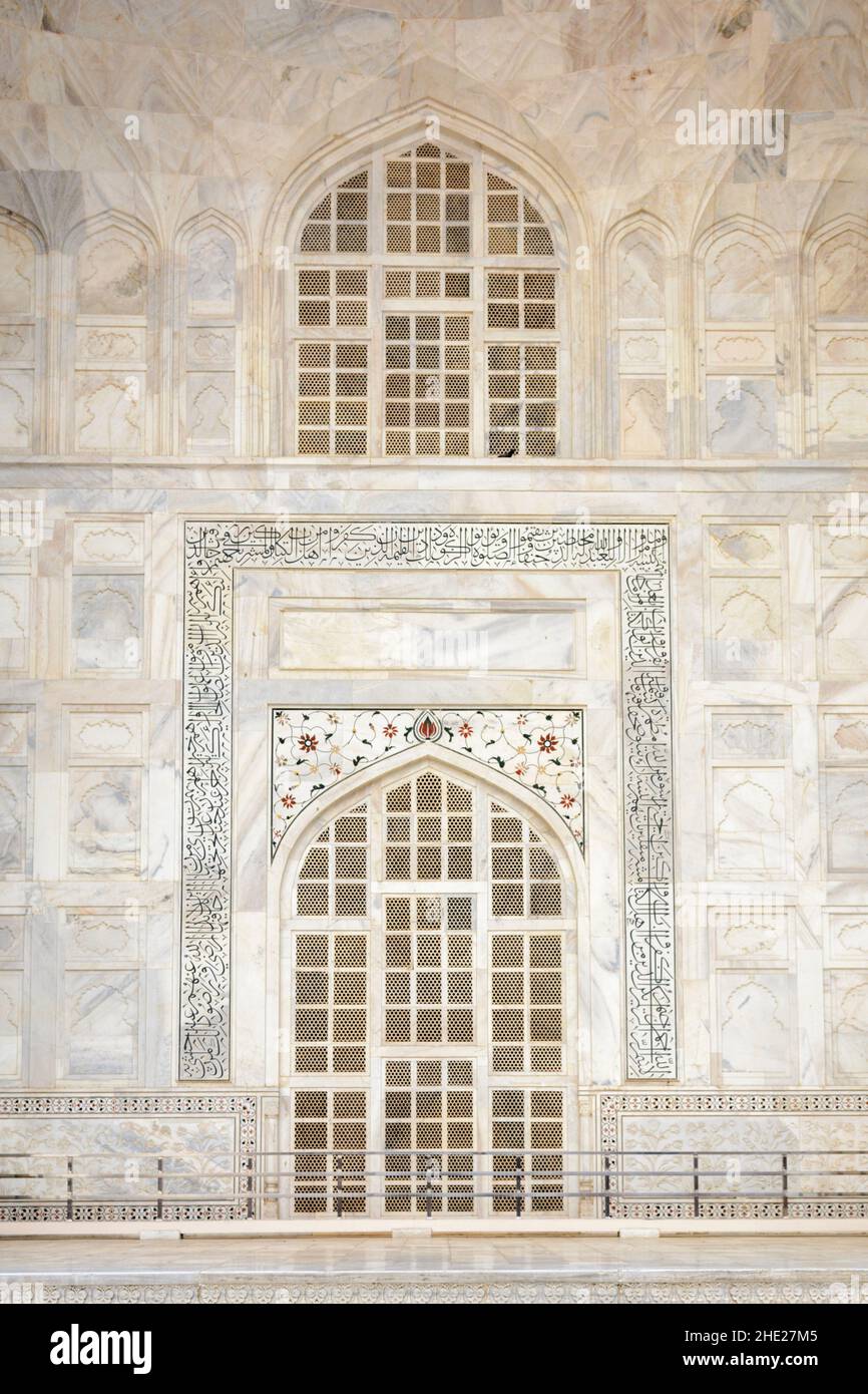 Close up detail of the ornate window facade of the Taj Mahal, Agra ...