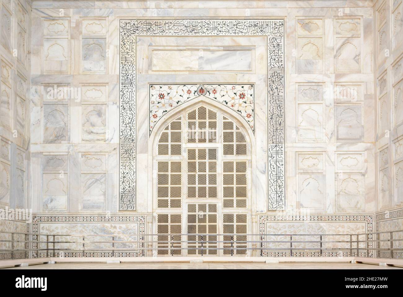Close up detail of the ornate window facade of the Taj Mahal, Agra ...
