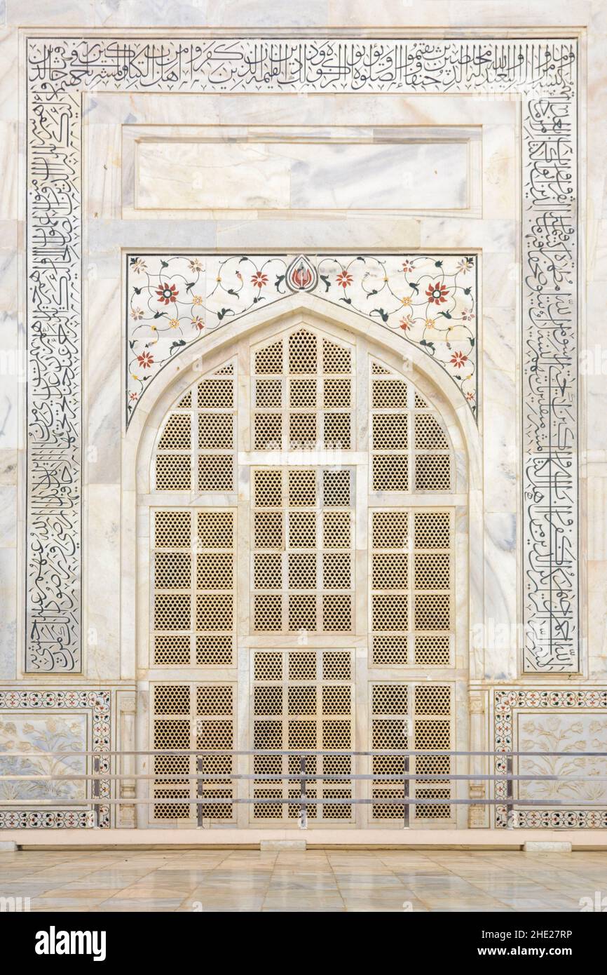 Close up detail of the ornate window facade of the Taj Mahal, Agra ...