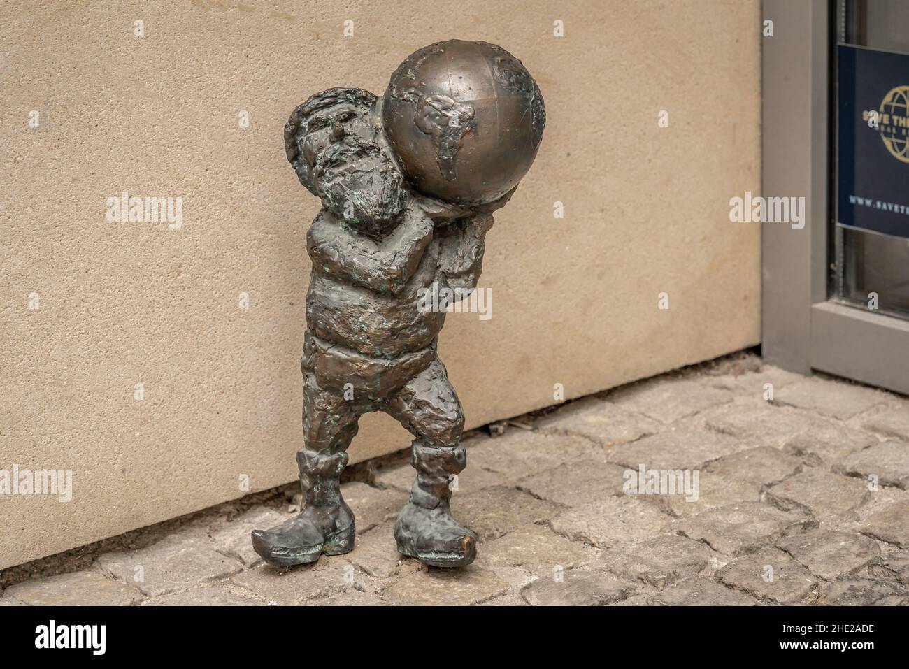 Statue of atlas holding globe hi-res stock photography and images - Alamy