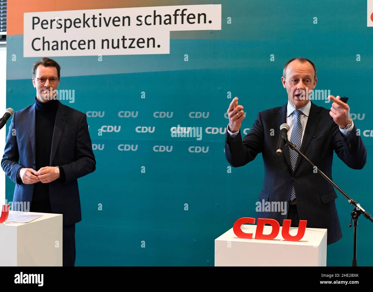 Duesseldorf, Germany. 08th Jan, 2022. Hendrik Wüst (CDU, l), Minister ...