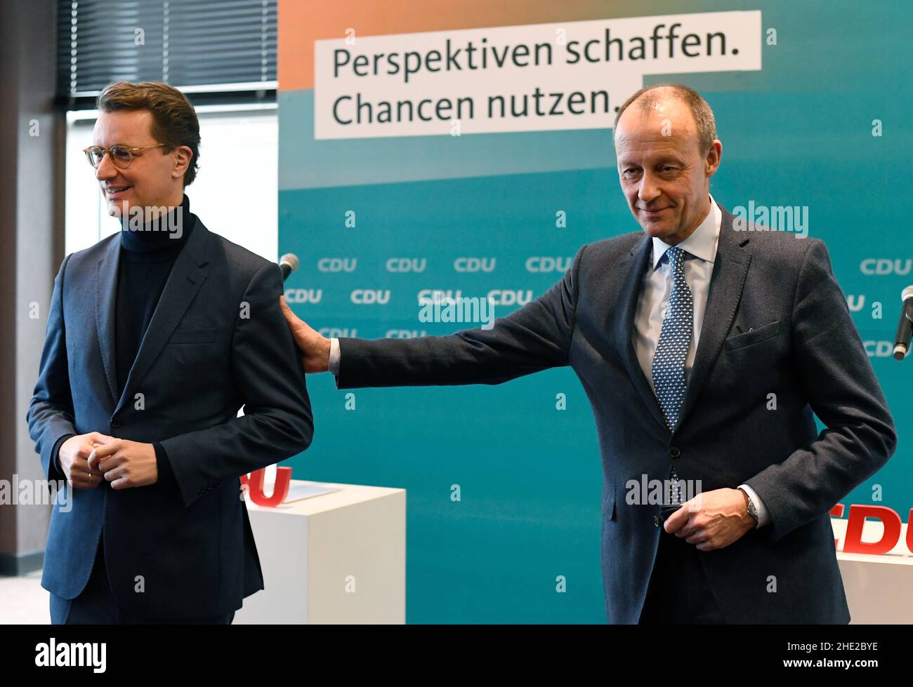 Duesseldorf, Germany. 08th Jan, 2022. Hendrik Wüst (CDU, l), Minister ...