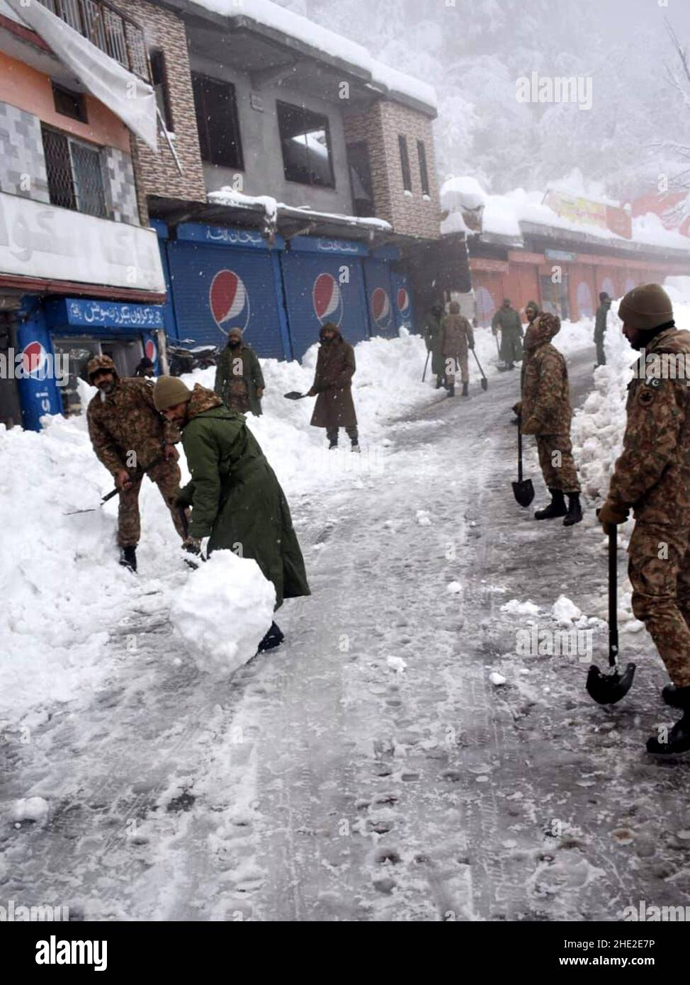 Murree, Pakistan. 8th Jan 2022, Pakistani army soldiers clear a snow ...