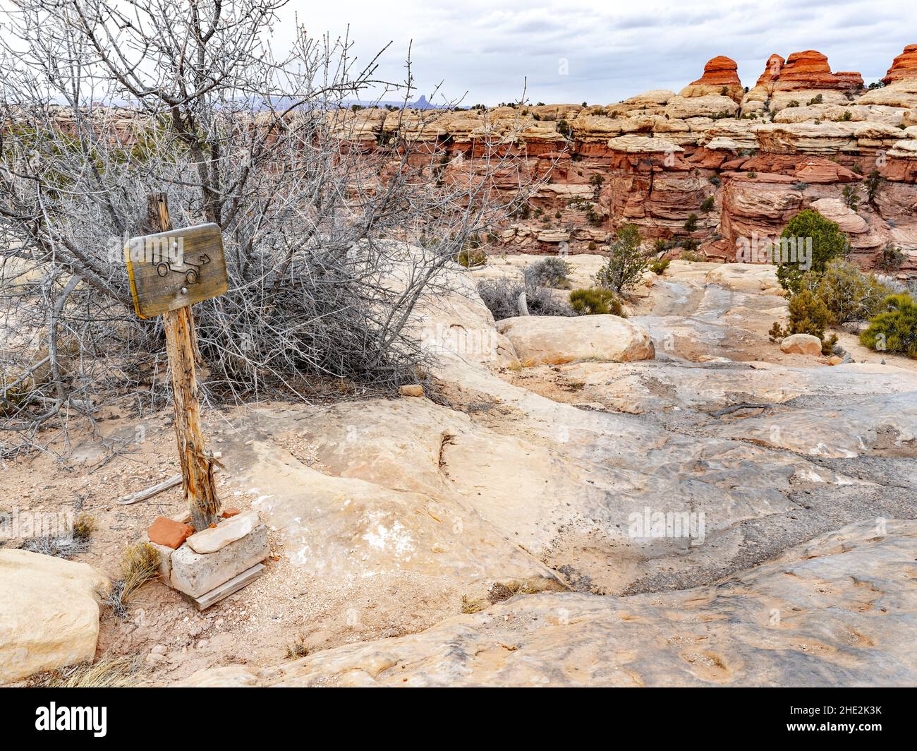 Jeep trail sign point the way over rocky terrain Stock Photo - Alamy