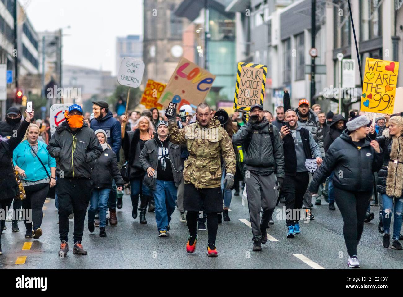 Protesters holding protest signs hi-res stock photography and images ...