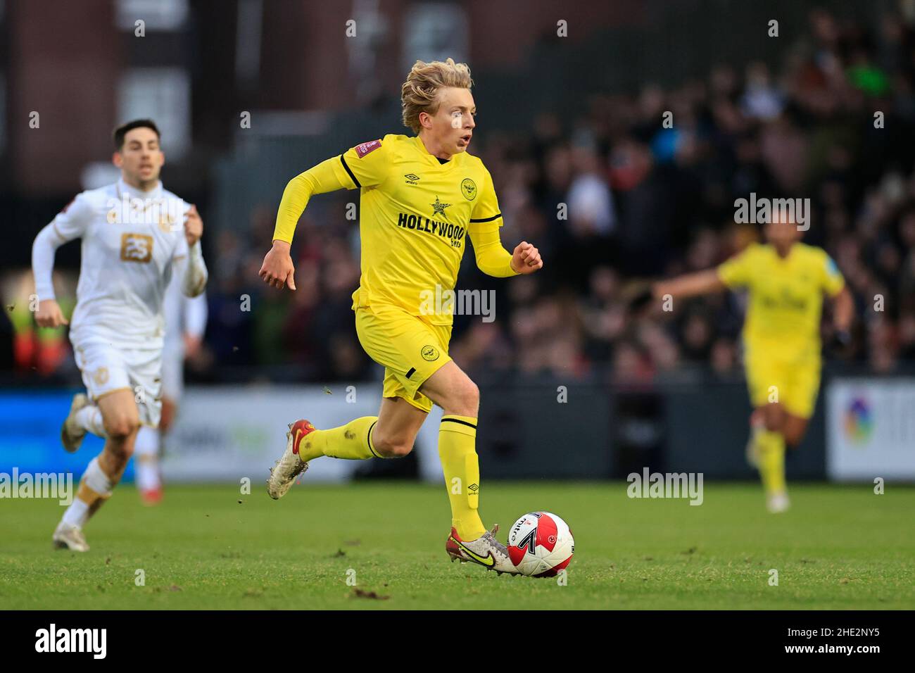 Mads Bidstrup #28 of Brentford runs with the ball Stock Photo - Alamy