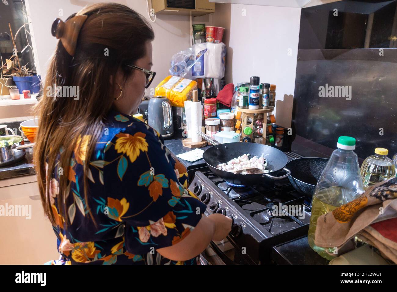 Woman cooking gas uk hi-res stock photography and images - Alamy