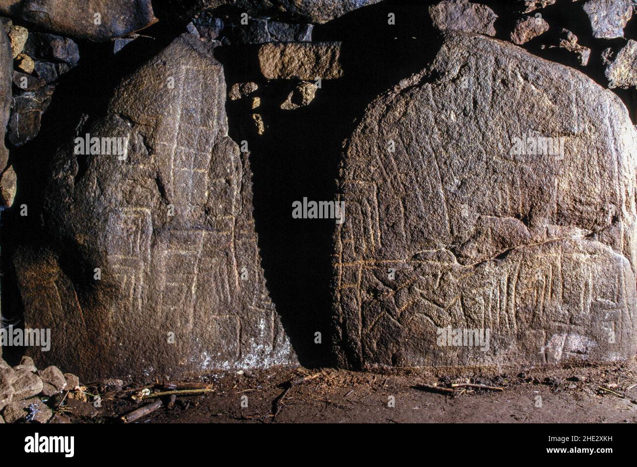 Carnac, Dolmen von Mané Kerioned (Morbihan) Steingravuren Stock Photo ...