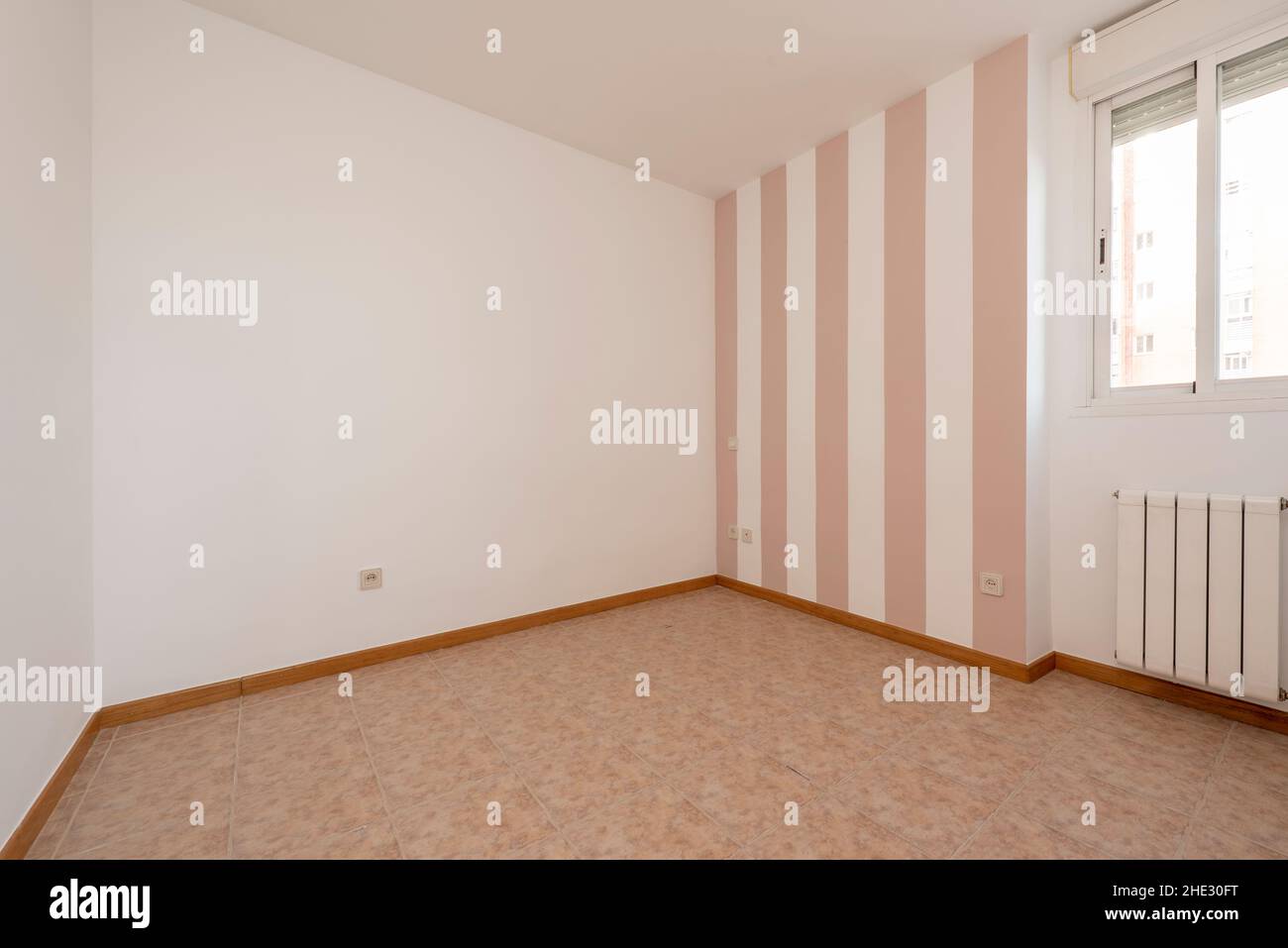 Empty room with a striped painted wall Stock Photo - Alamy