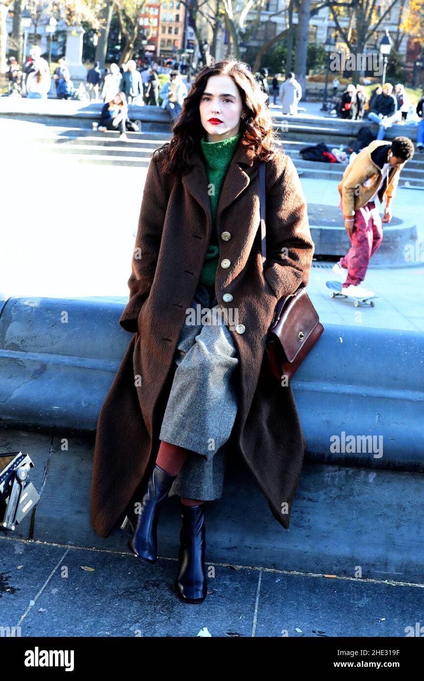 New York - NY - 20211213 Zoey Deutch Ray Nicholson Shay Mitchell and ...