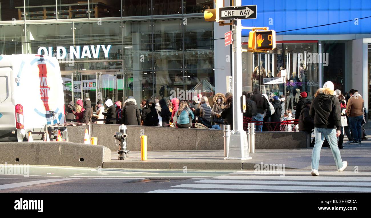 New York - NY - 20211220 People line up for the Covid-19 Pop-Up Test ...