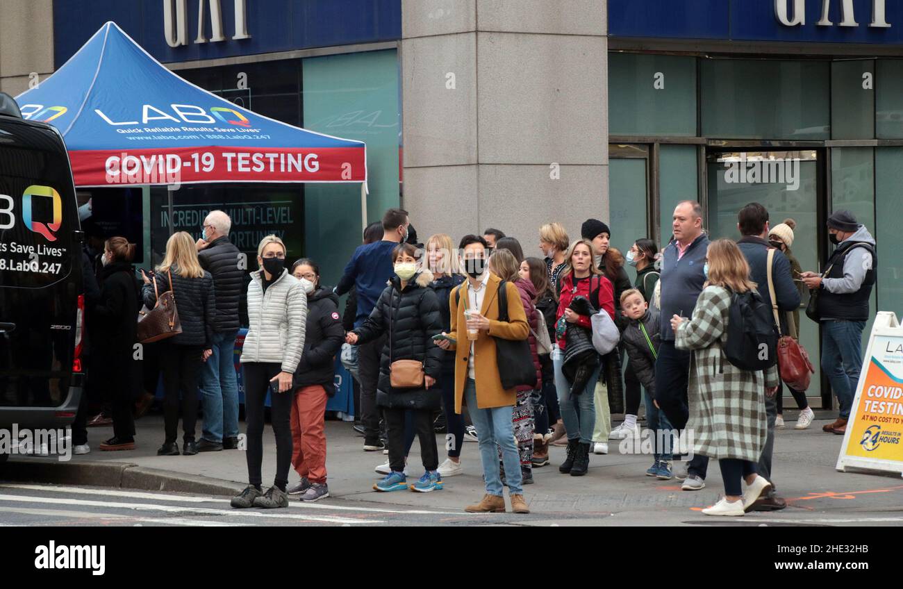 New York - NY - 20211217-Lines Getting Bigger at NYC Covid-19 Pop-Up ...