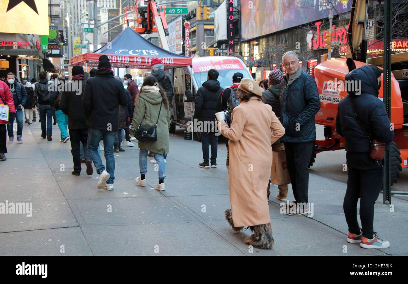 New York - NY - 20211220 People line up for the Covid-19 Pop-Up Test ...