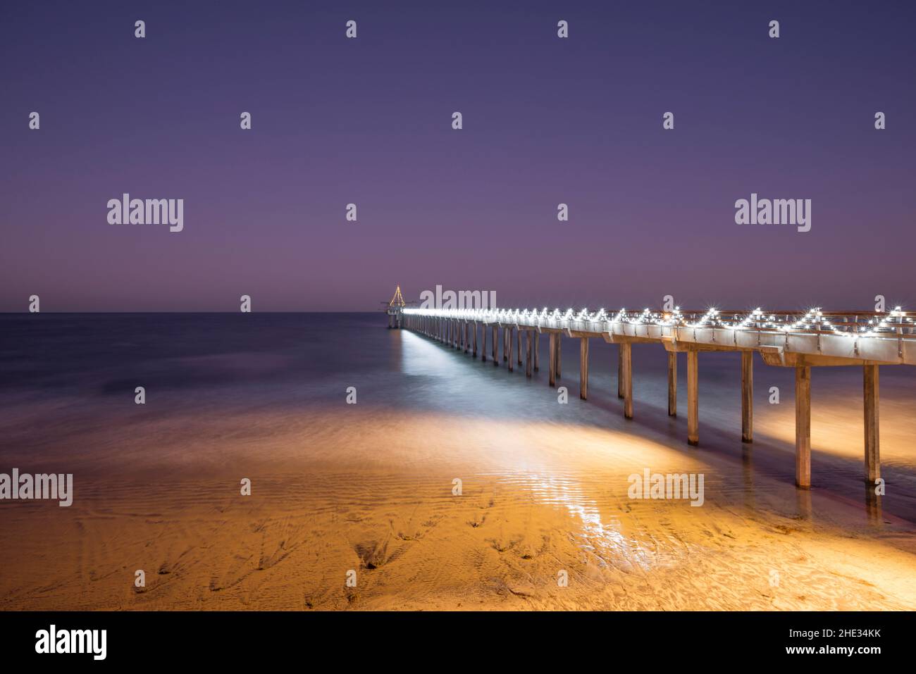Christmas lights and a lighted Christmas tree on Scripps Pier. La Jolla ...