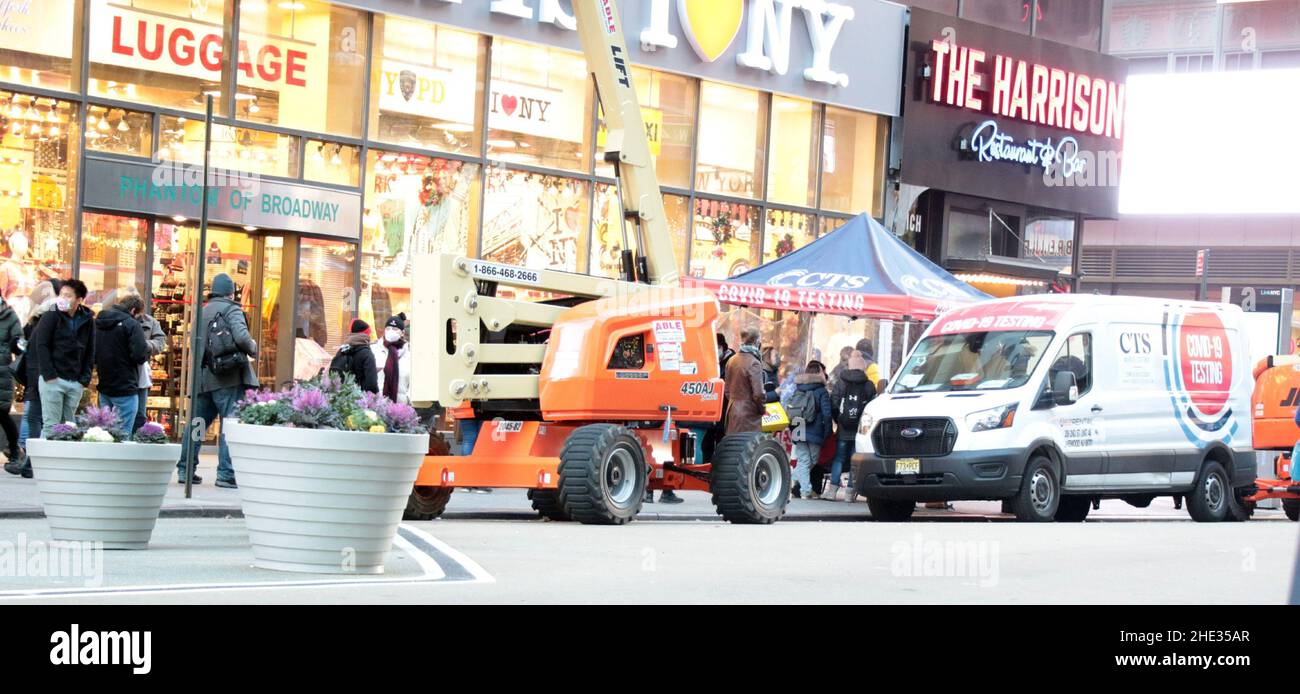 New York - NY - 20211220 People line up for the Covid-19 Pop-Up Test ...