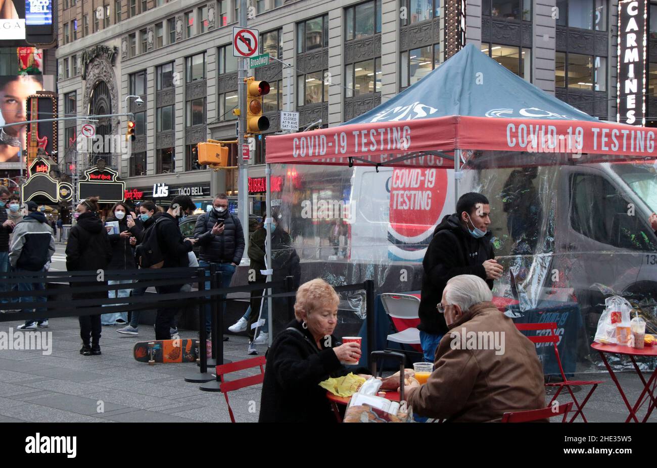 New York - NY - 20211217-Lines Getting Bigger at NYC Covid-19 Pop-Up ...