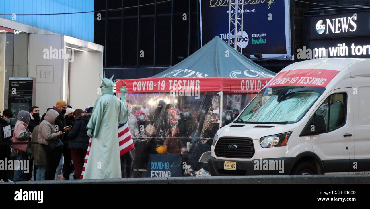 New York - NY - 20211220 People line up for the Covid-19 Pop-Up Test ...