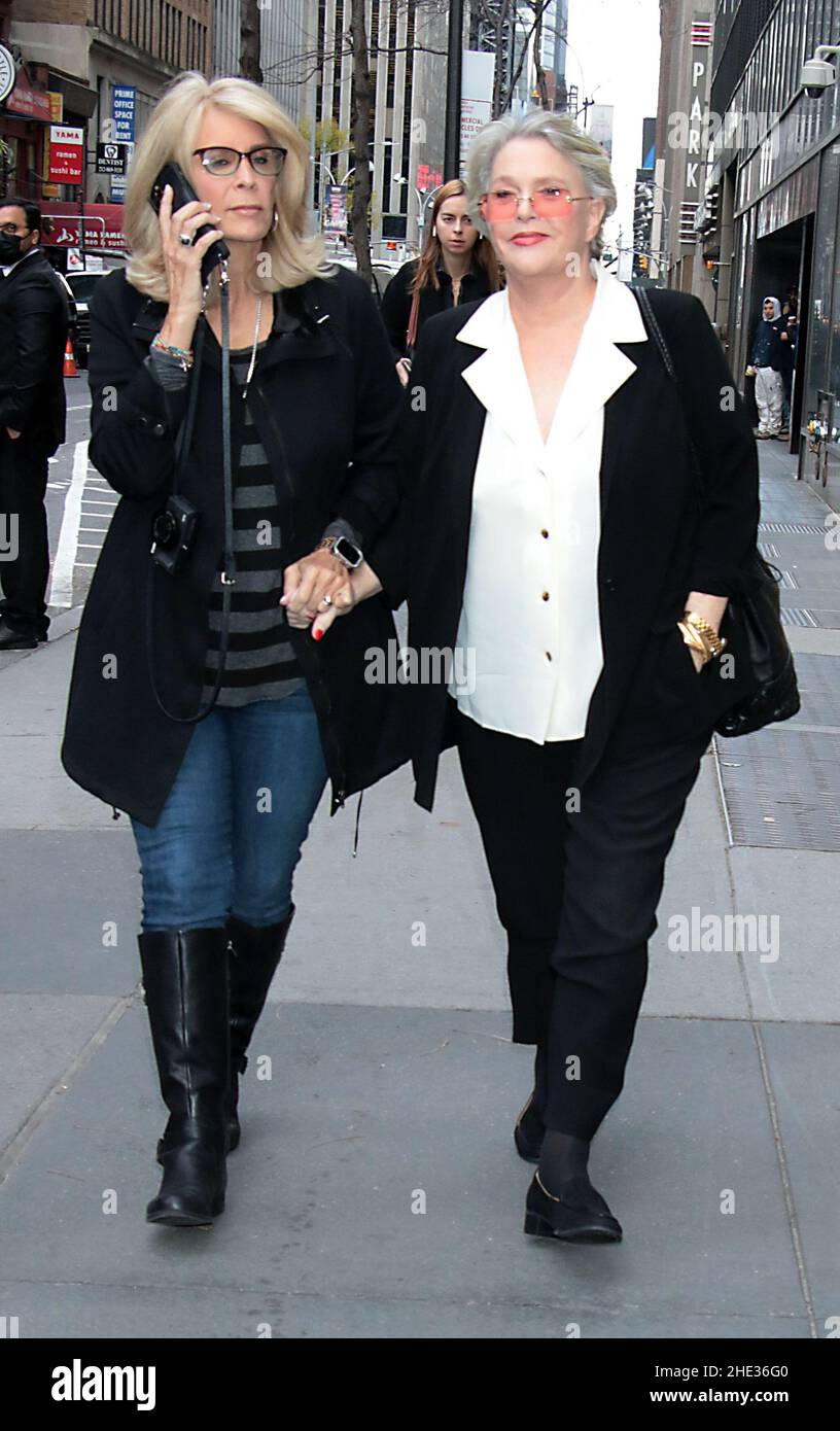 New York - NY - 20211207-Meryl StreepKristin Davis and Sharon Gless ...