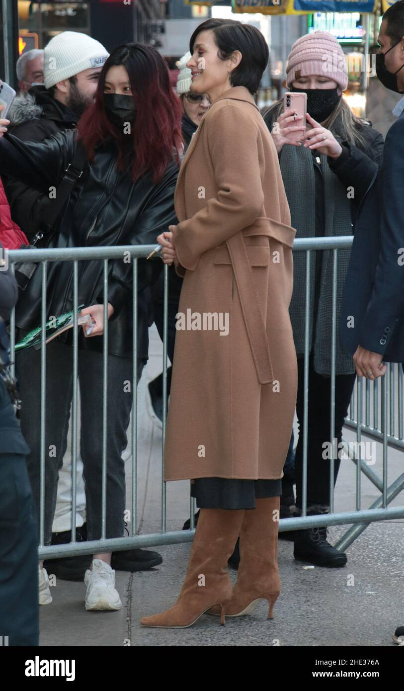 New York - NY - 20211214 Maggie Gyllenhaal and Carrie Anne Moss arrive ...