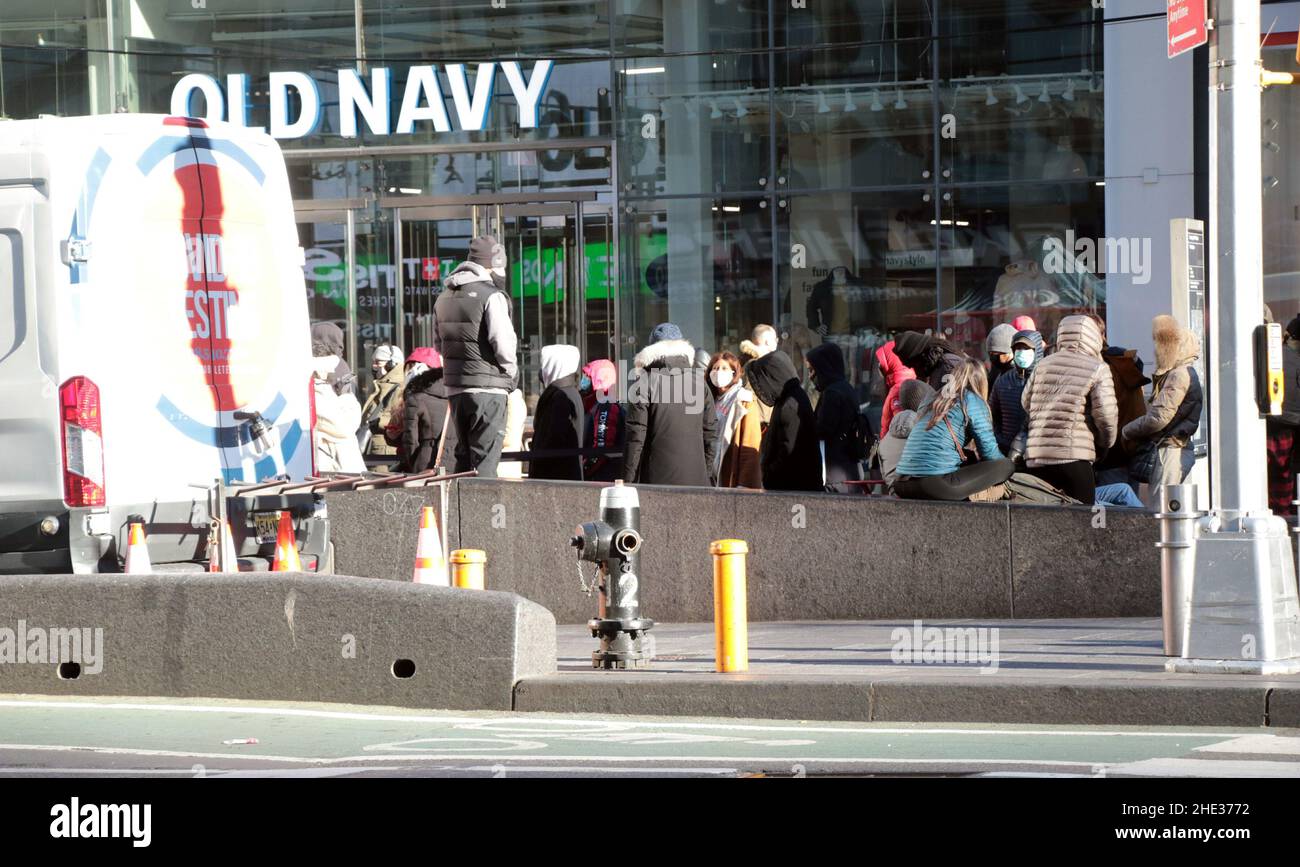 New York - NY - 20211220 People line up for the Covid-19 Pop-Up Test ...