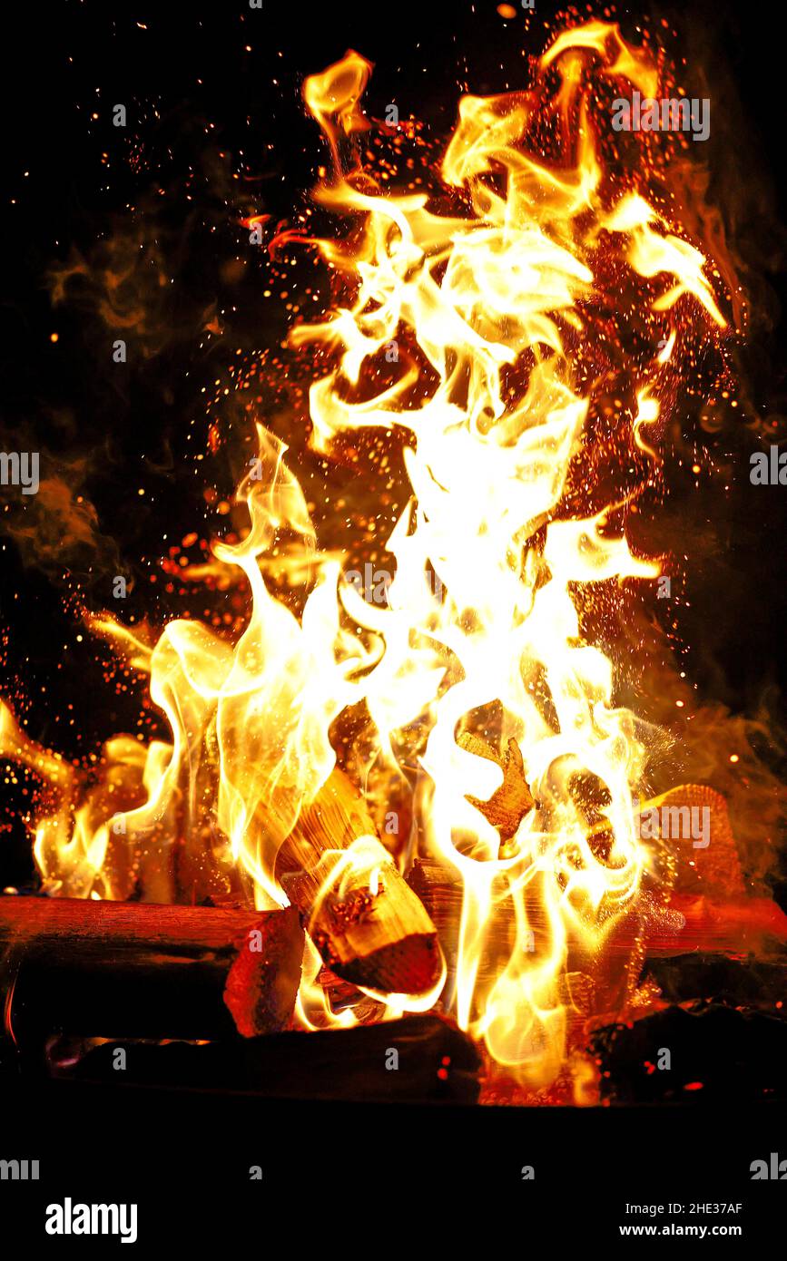 Burning camp hi-res stock photography and images - Alamy